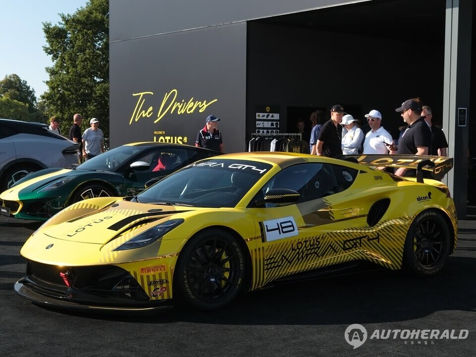 로터스, F1 75주년 기념 '에미라 GT4 및 에미라 컵 콘셉트카' 굿우드 공개