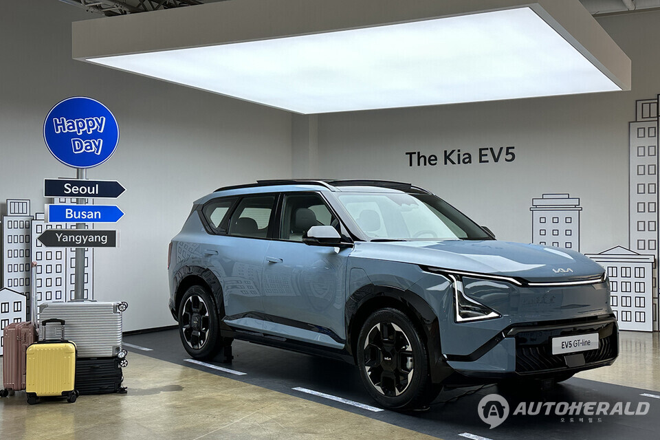 '기아 EV5' 패밀리카 판도 바꾼다... 4000만원대 준중형 전기 SUV 출시