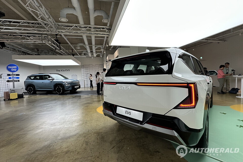 '기아 EV5' 패밀리카 판도 바꾼다... 4000만원대 준중형 전기 SUV 출시